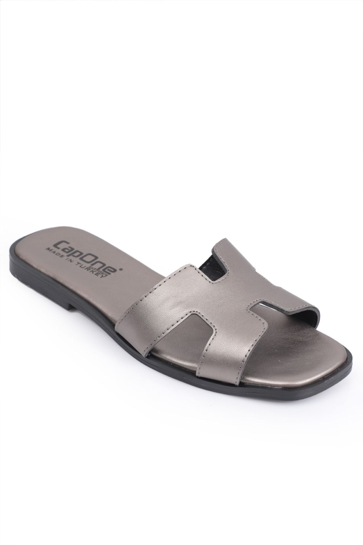 Slapi dama, Capone Outfitters