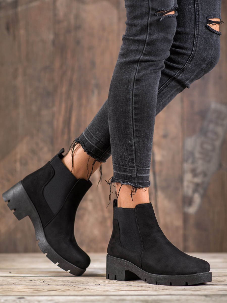 SHELOVET BLACK STICKS ON THE PLATFORM