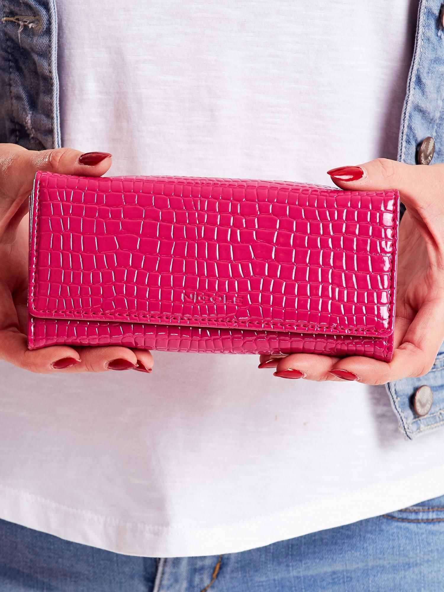 Portofel roz cu motiv de piele de crocodil