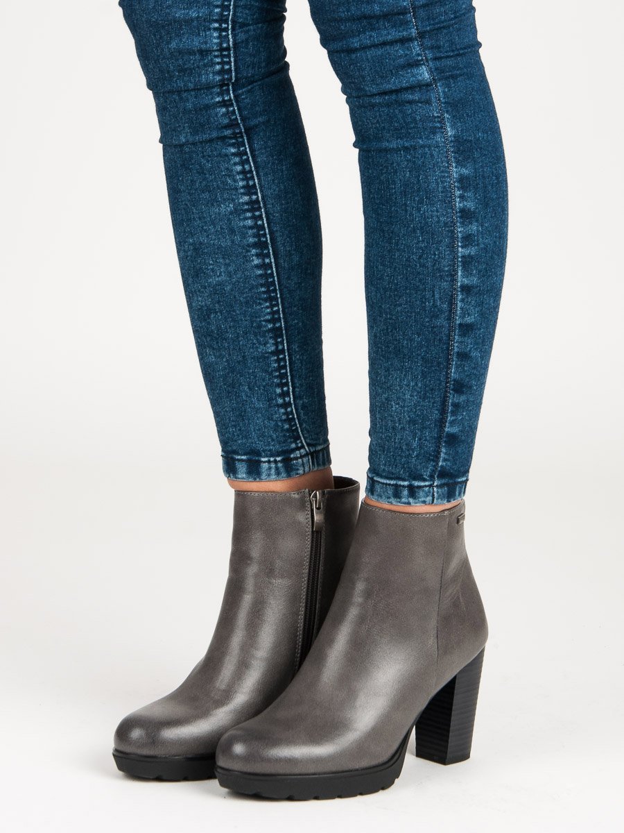 GRAPHITE SHOES ON THE PILLAR